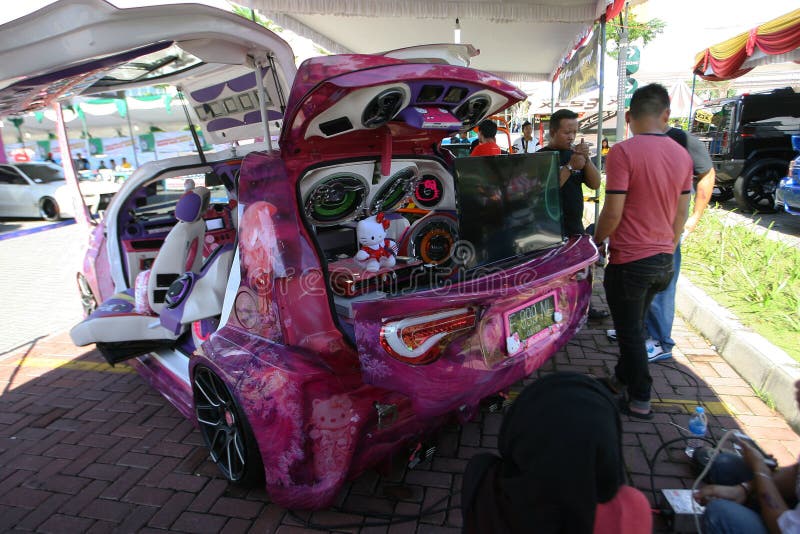 Modified cars editorial photography. Image of people - 70253107