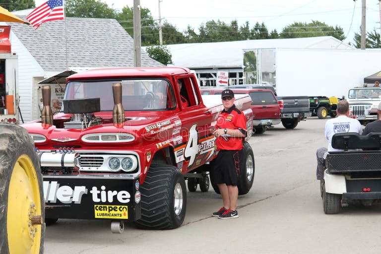 Modified 4x4 Truck Pulling 4 Play Pulling Team Editorial Image - Image ...