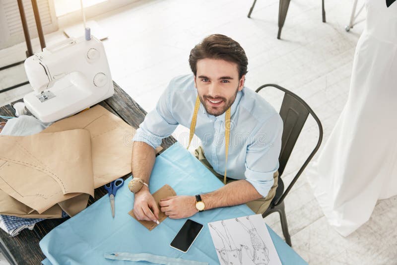 Modista Alegre Que Trabaja En Su Tabla Imagen de archivo - Imagen de ...