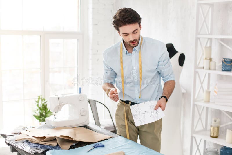 Modista Experimentada Que Usa El Instrumento De Medida Foto de archivo ...