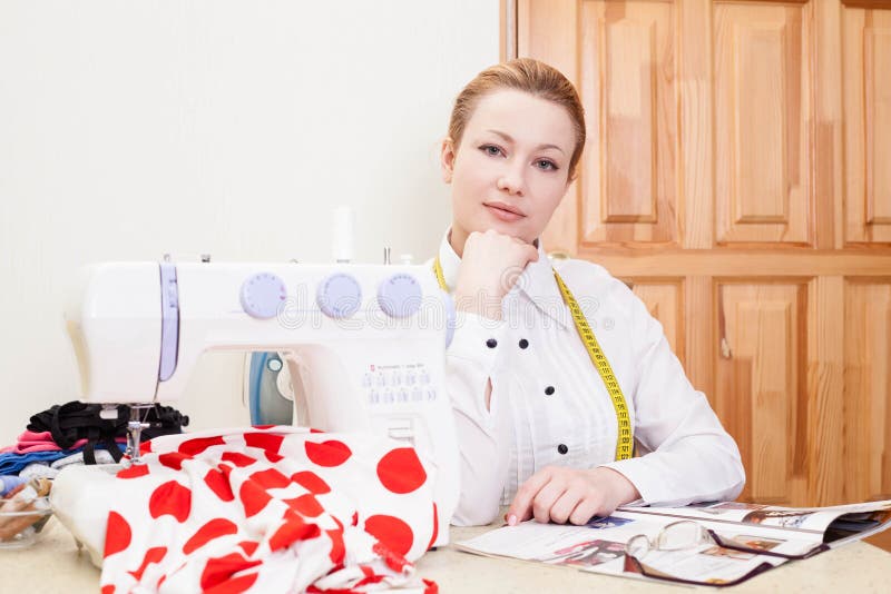 Modista sonriente imagen de archivo. Imagen de contador - 29240491