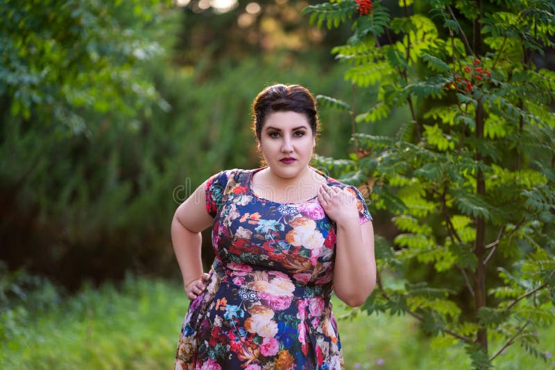 Mannequin Plus Sexy De Taille Dans La Robe Bleue Avec Une Belle Grosse