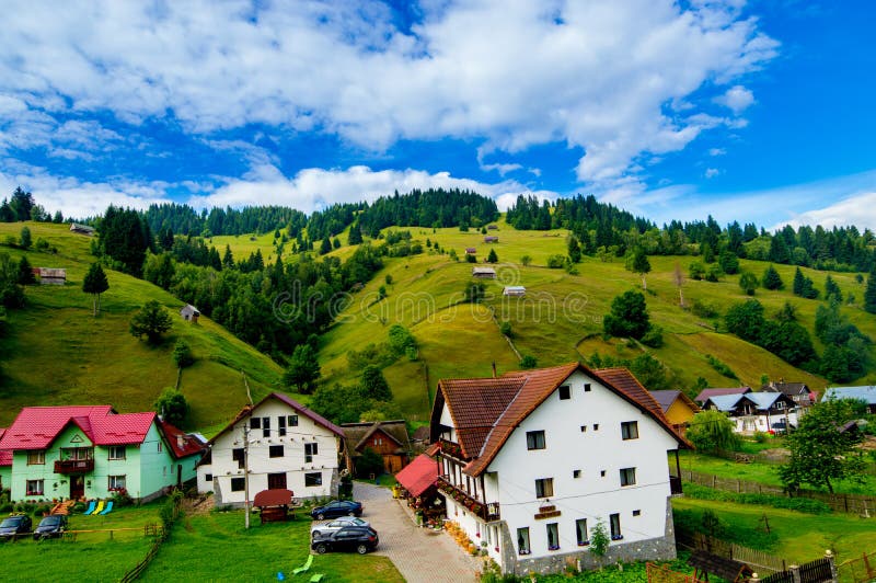 Moeciu De Sus, Brasov, Rumania Imagen de archivo - Imagen de valle ...