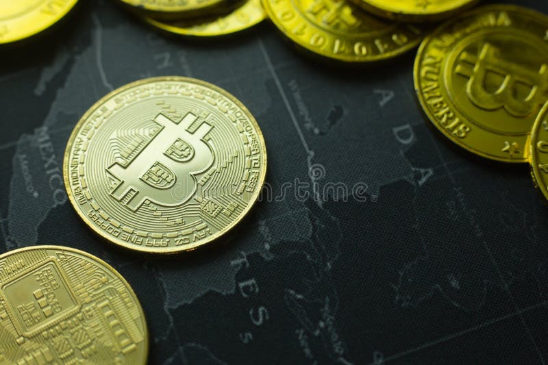 A Moeda De Ouro Bitcoin Na Imagem Escura Da Imagem Do Conceito Do Mapa ... A Moeda De Ouro Bitcoin Na Imagem Escura Da Imagem Do Conceito Do Mapa ...