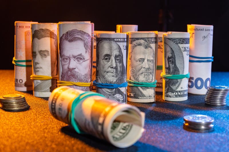 Moeda Diversa Em Uma Linha. Rolos De Moeda Variada Sobre O Quadro. Notas E Moedas. Imagem de ...