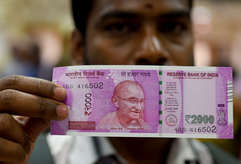 Moeda Indiana, Dois Mil Rupias Indianas No Fundo Imagem de Stock ...