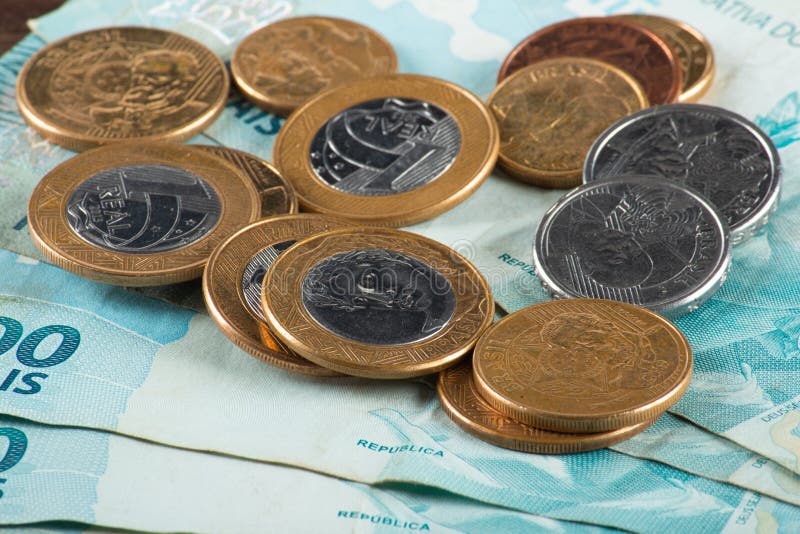 Moeda Real Do Brasil Notas De 100 Reais Com Moedas Brasileiras Imagem ...