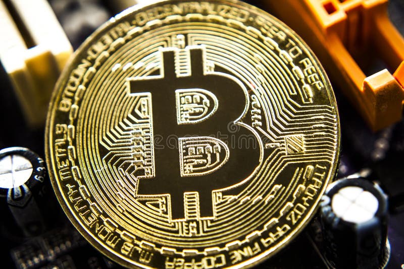 Moeda Virtual Dourada De Bitcoin Em Um Fundo Da Placa De Circuito ...