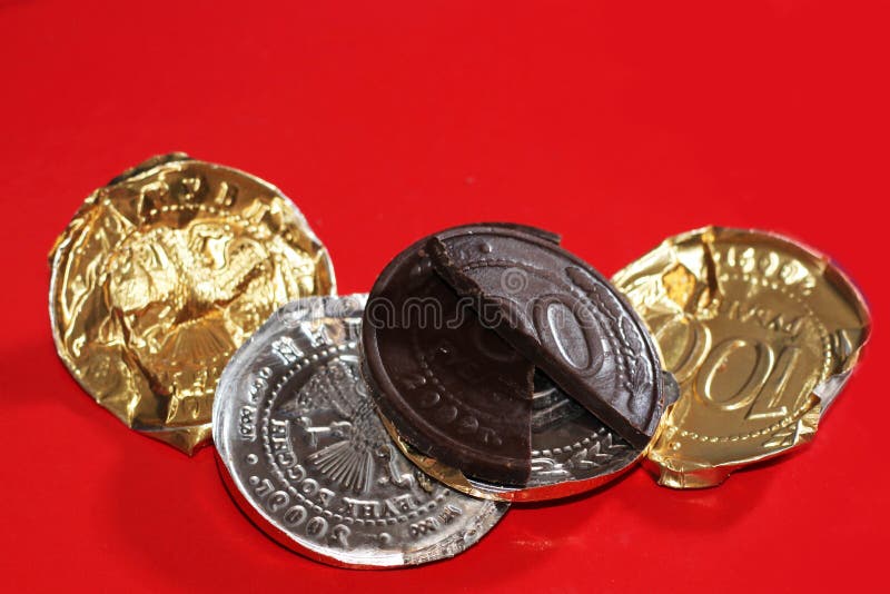 Moedas Do Chocolate Do Russo No Fundo Vermelho Foto de Stock - Imagem ...