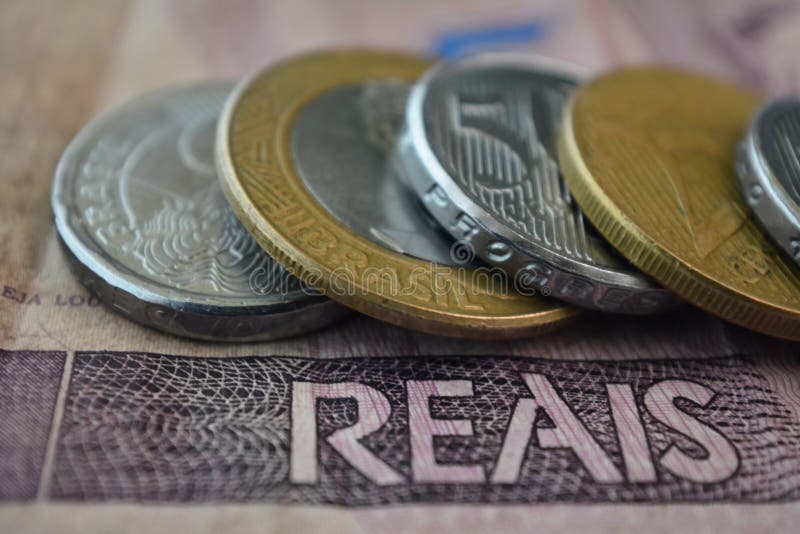 Moedas Reais Sobre As Notas Do Brasil Imagem de Stock - Imagem de ...