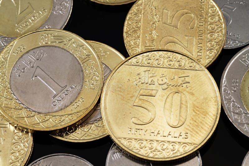 Moeda Saudita De 10 Halalas Isolada Em Um Fundo Preto Foto de Stock ...