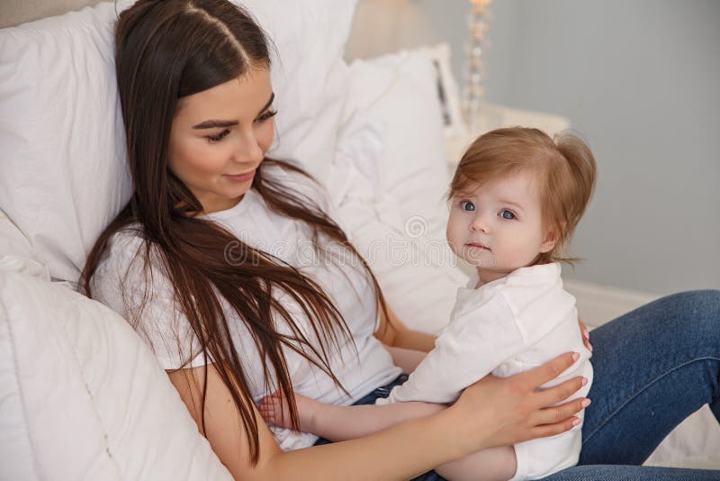Jong Geitje Met Zijn Moeder in Het Ei Mamma Met Baby in Haar Wapens ...