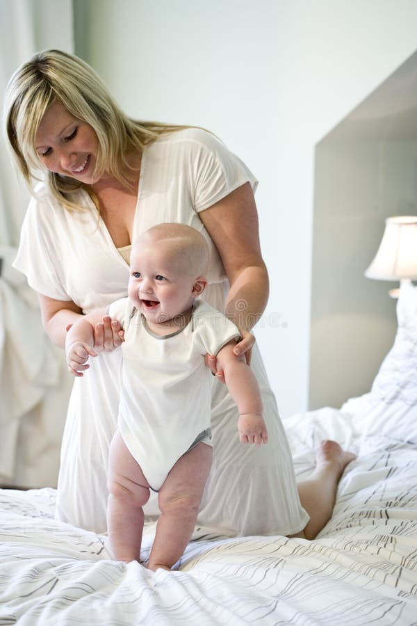 Moeder Die Baby Helpt Leren Te Lopen Stock Afbeelding - Image of ...