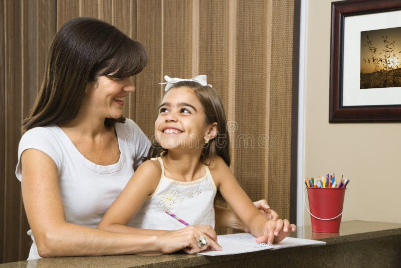 Moeder die dochter helpt. stock afbeelding. Image of uitdrukking - 4246319