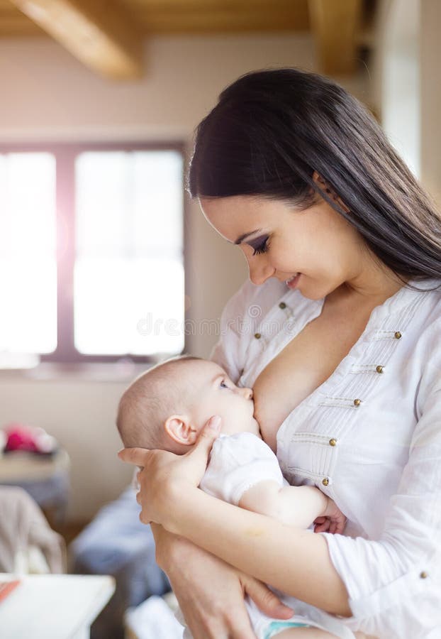 Moeder Die Haar Baby De Borst Geeft Stock Foto - Image of moederschap ... Moeder Die Haar Baby De Borst Geeft Stock Foto - Image of moederschap ...
