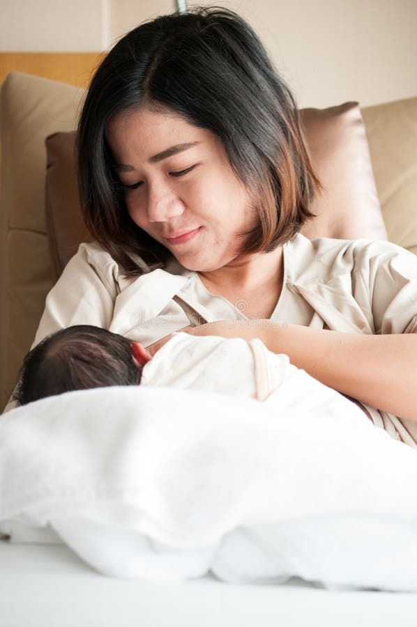 Moeder Die Haar Pasgeboren Baby Naast Venster De Borst Geven De Melk ... Moeder Die Haar Pasgeboren Baby Naast Venster De Borst Geven De Melk ...