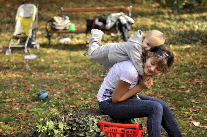 Moeder Die Haar Zoon Op De Rug Opheft Stock Afbeelding - Image of ...