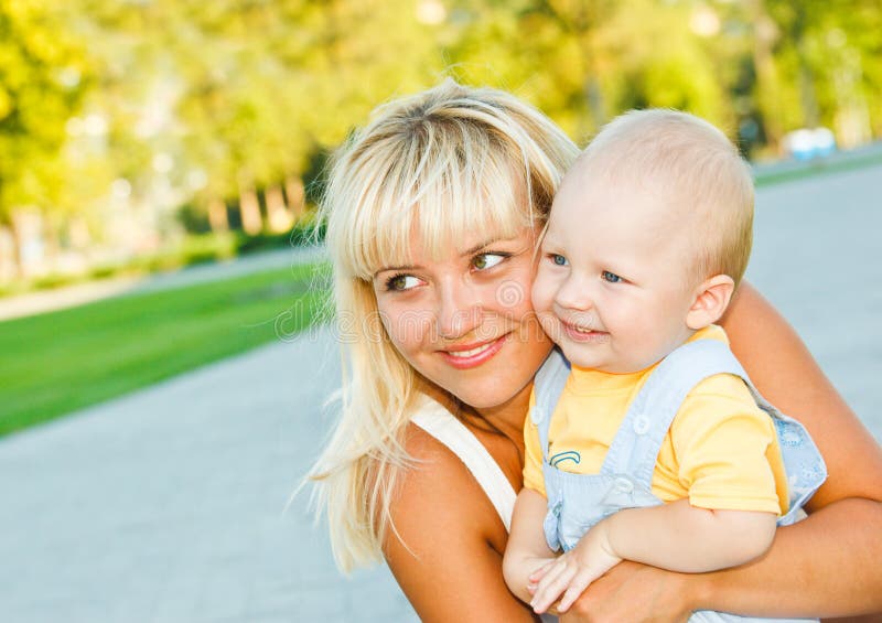 Moeder die zoon omhelst stock foto. Image of achtertuin - 16163186