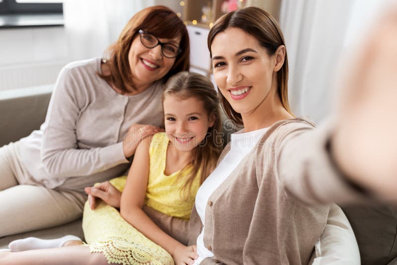 Moeder Dochter En Grootmoeder Die Selfie Nemen Stock Foto Image Of