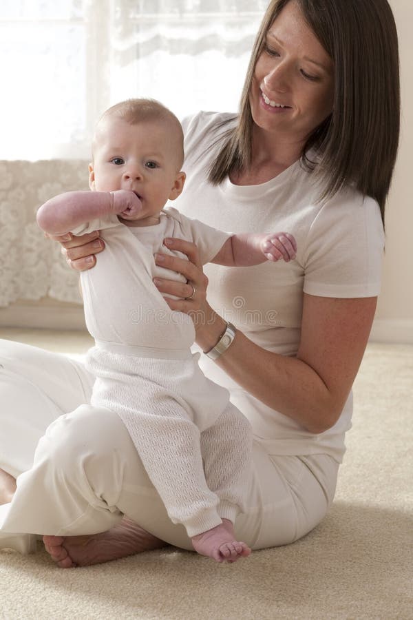 Moeder en Baby stock foto. Image of huis, moeder, bedrijf - 15217844