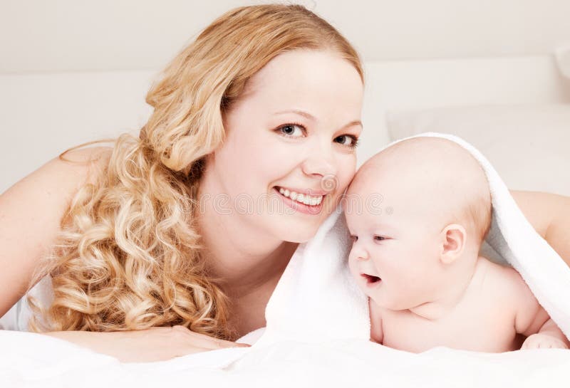 Moeder en baby stock foto. Image of binnenkant, maand - 26373848