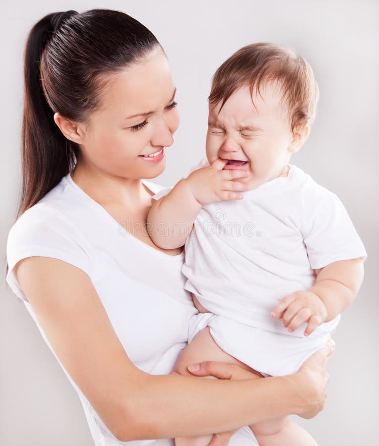Meisje En De Moeder Die Van De Baby Samen Het Spelen Stock Afbeelding ...