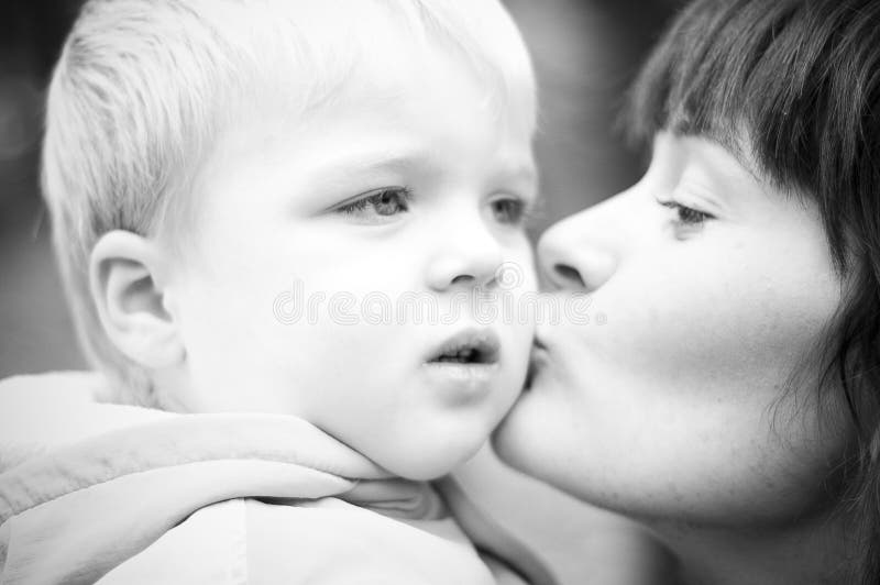 Het Ruiken Van De Madeliefjes Stock Foto - Afbeelding bestaande uit ...