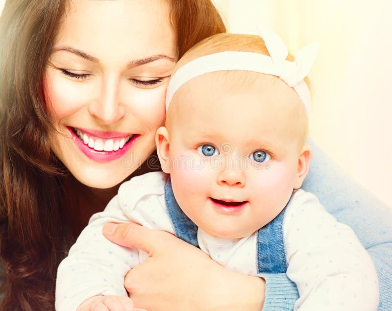 Moeder en baby samen stock foto. Image of mooi, huis - 61622348