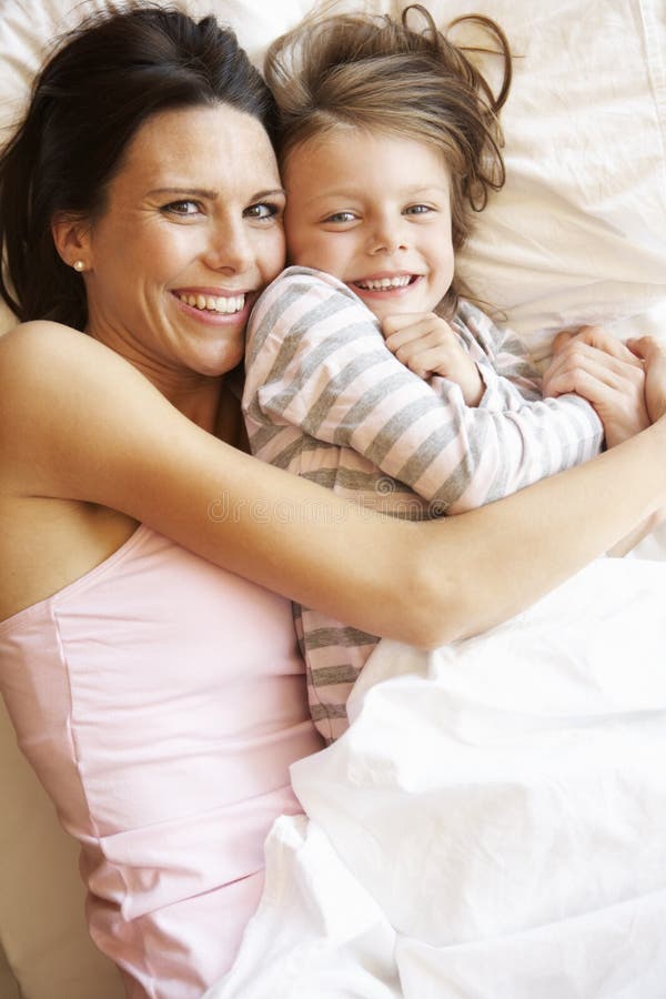 Moeder En Dochter Spelen Handjesklappen Op Bed Stock Afbeelding ...