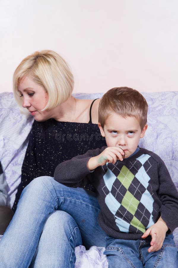 Moeder en haar zoon stock afbeelding. Image of liefde - 92024305