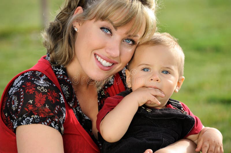 Moeder En Kind in Haar Handen Stock Foto - Image of leuk, jongen: 15185886