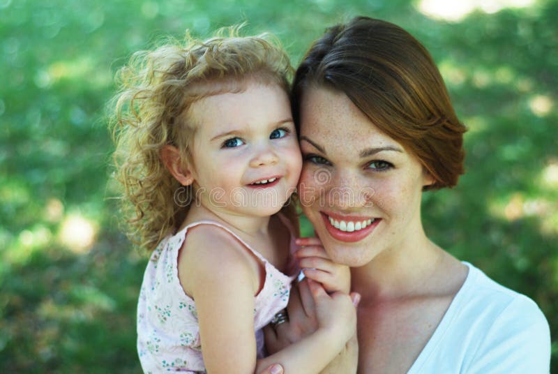 Moeder en kind stock afbeelding. Afbeelding bestaande uit gelukkig ...