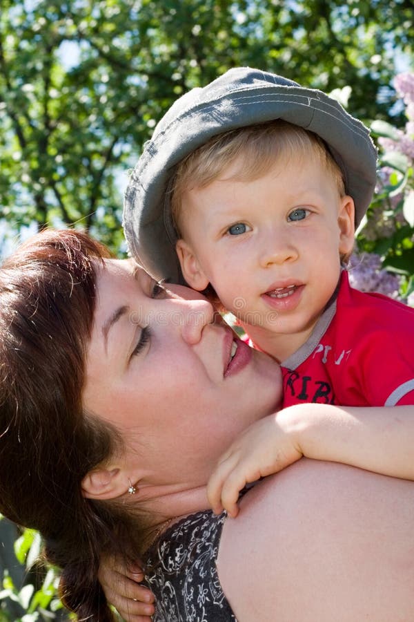 Moeder en kind stock afbeelding. Image of samen, jong - 2570823