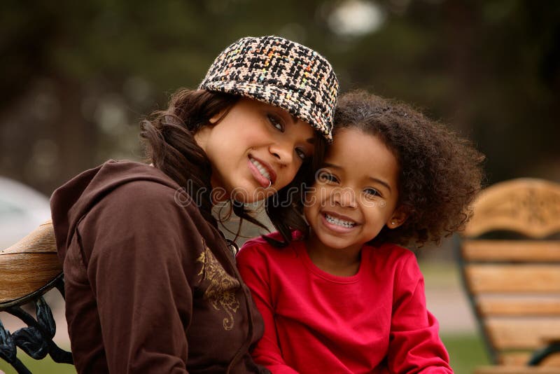 Moeder en Kind stock afbeelding. Image of gelukkig, gras - 3216813