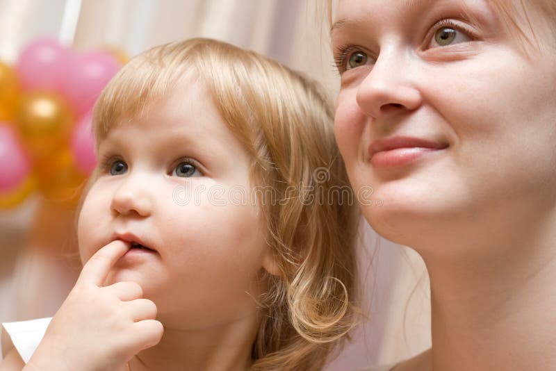 Moeder en kind stock afbeelding. Image of nakomelingen - 5146571