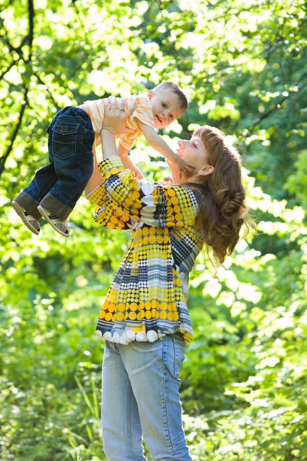 Gelukkig Moeder En Kind Die Op Weide Leggen Stock Afbeelding - Image of ...