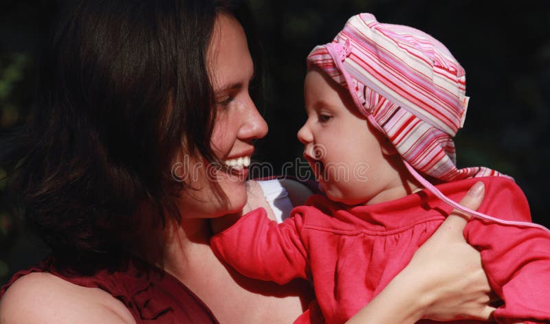 Moeder En Kind Als Symbool Van Moederliefde Stock Afbeelding - Image of ...