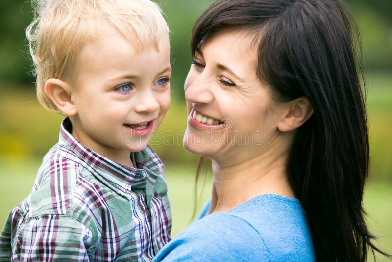 Moeder en Zoon stock afbeelding. Image of pret, zoon - 10931693