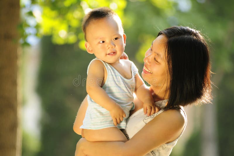 Moeder en zoon stock afbeelding. Image of openlucht, mamma - 11956701