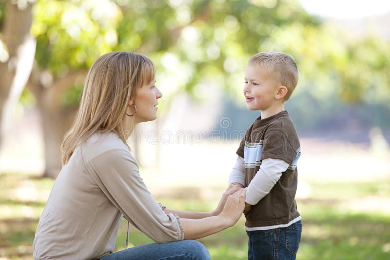 Moeder en Zoon stock afbeelding. Image of gezichten, familie - 24807755