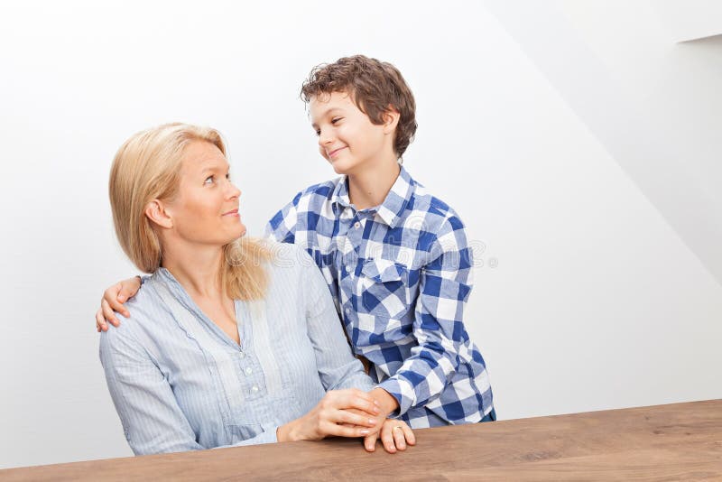 Moeder en zoon stock foto. Image of blond, familie, lachen - 33474796