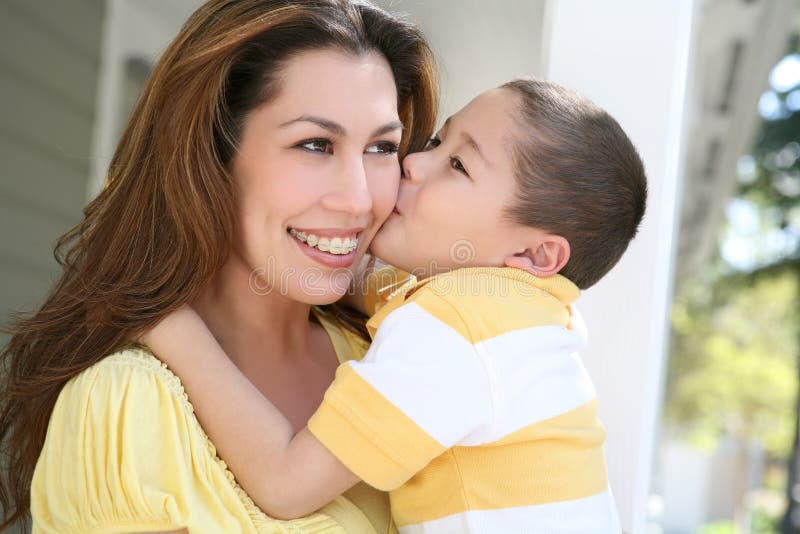 Kind Dat Moeder Een Kus Geeft Stock Afbeelding - Image of jongen ...