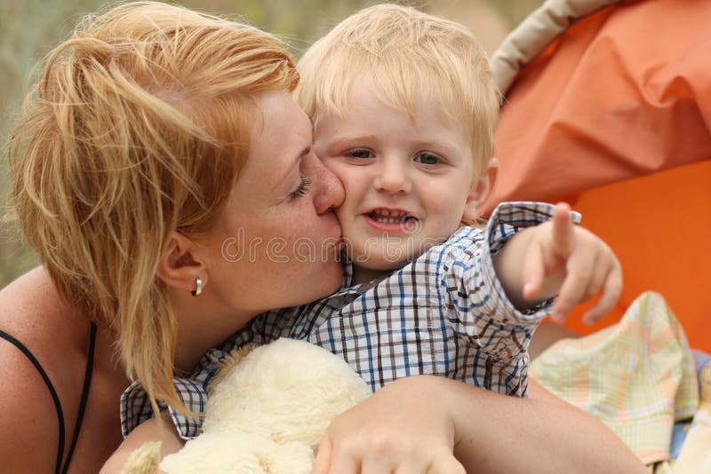 Moeder en zoon stock foto. Image of gelukkig, weinig, uitziend - 6990198