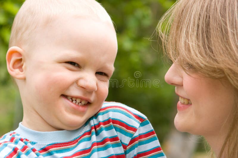 Moeder en zoon stock foto. Image of mensen, familie, levensstijl - 7383324
