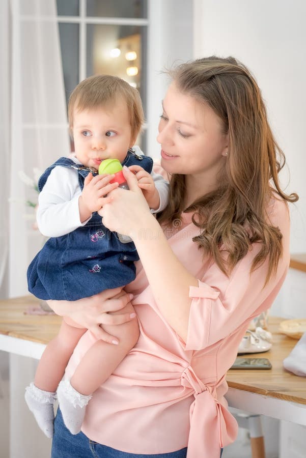 Moeder Heeft Een Kind Van 1 Jaar Stock Afbeelding - Image of vrolijk ...