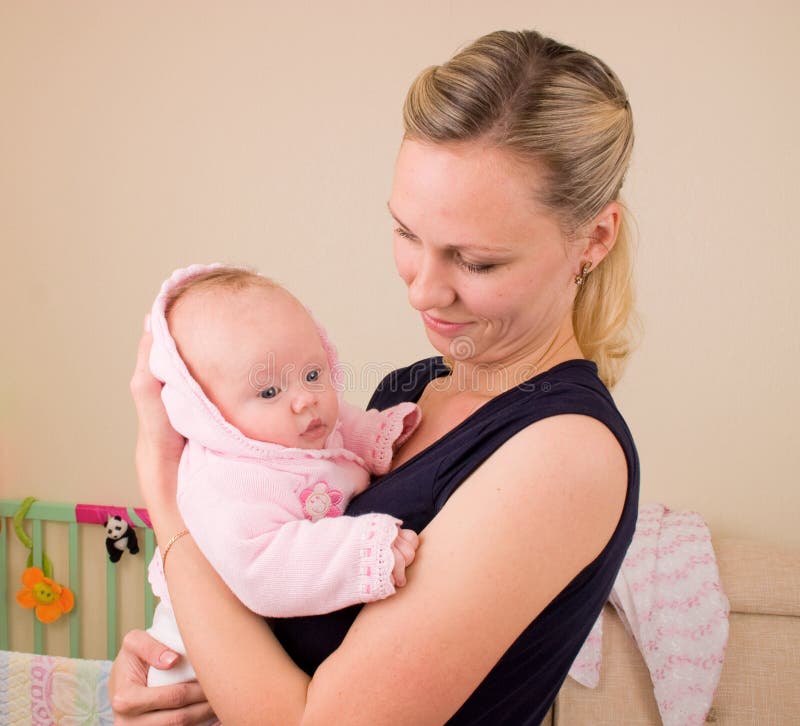 Moeder Met Weinig Kind Die Babykleding in Winkel Kiezen Stock ...