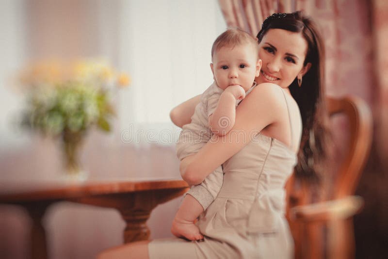 Moeder met baby stock afbeelding. Image of kaukasisch - 34369301