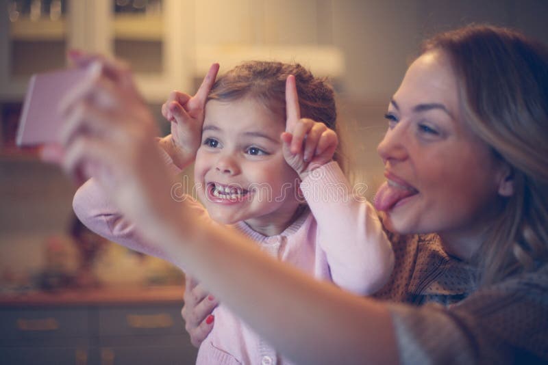 Moeder Met Dochter Die Grappig Gezicht Maken Stock Afbeelding - Image ...