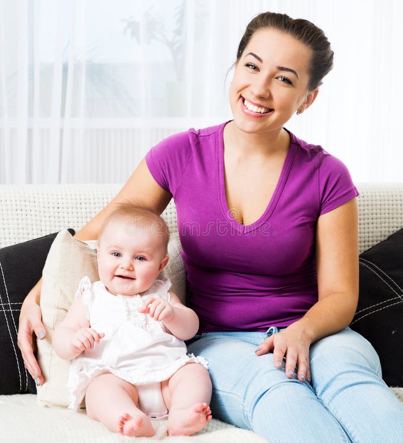 Moeder met haar baby stock afbeelding. Image of kind - 30485541