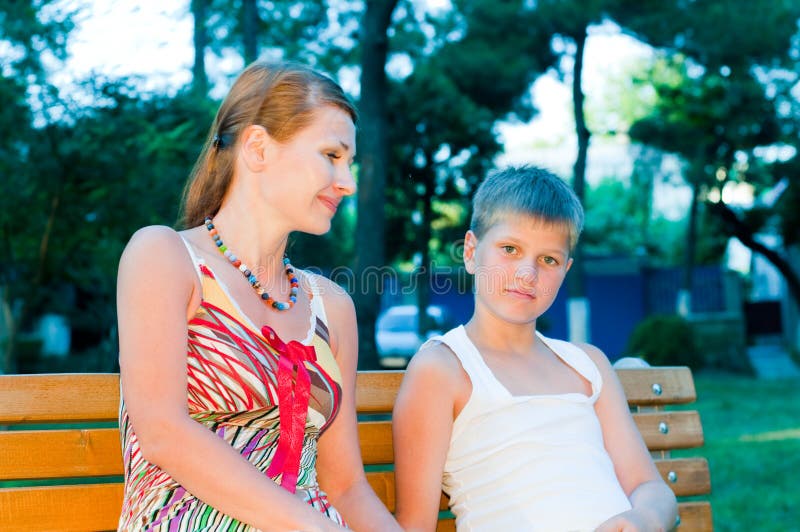 Moeder met jonge zoon stock afbeelding. Image of verhouding - 12576587
